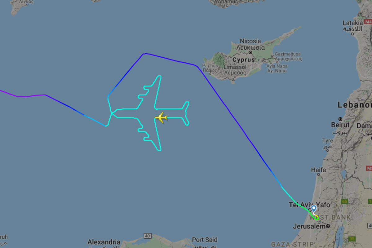 Boeing 747 pilot ‘draws’ picture of plane in the sky on final journey ...