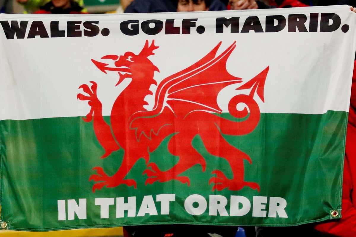 Gareth Bale poses with ‘Wales. Golf. Madrid. In that order’ flag after ...