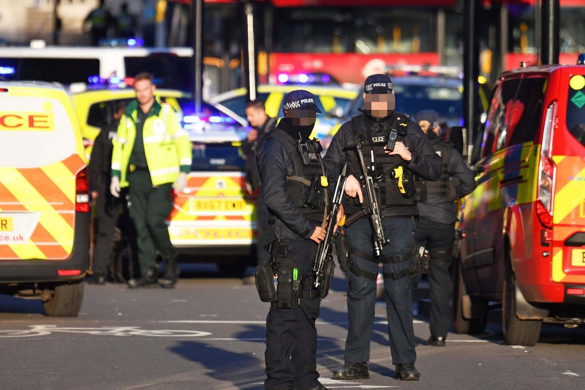 London Bridge attack: Knife attacker wearing fake suicide vest dies ...