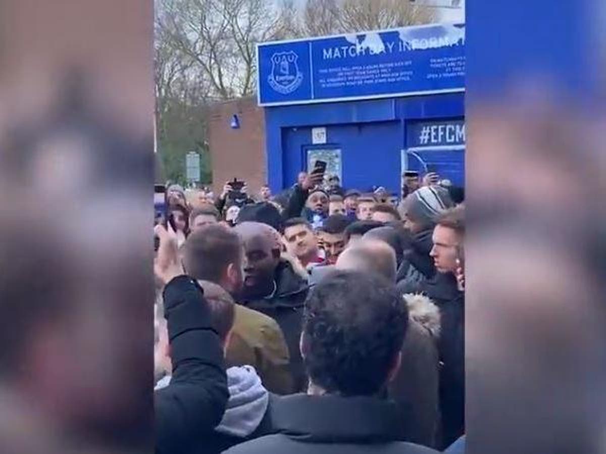Arsenal Fan TV: Police escort presenter Robbie Lyle from Goodison Park ...