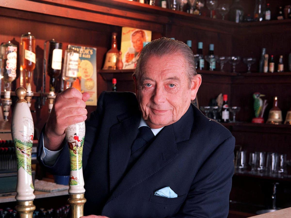 Derek Fowlds death: 'Yes Minister' and 'Heartbeat' star dies aged 82 ...