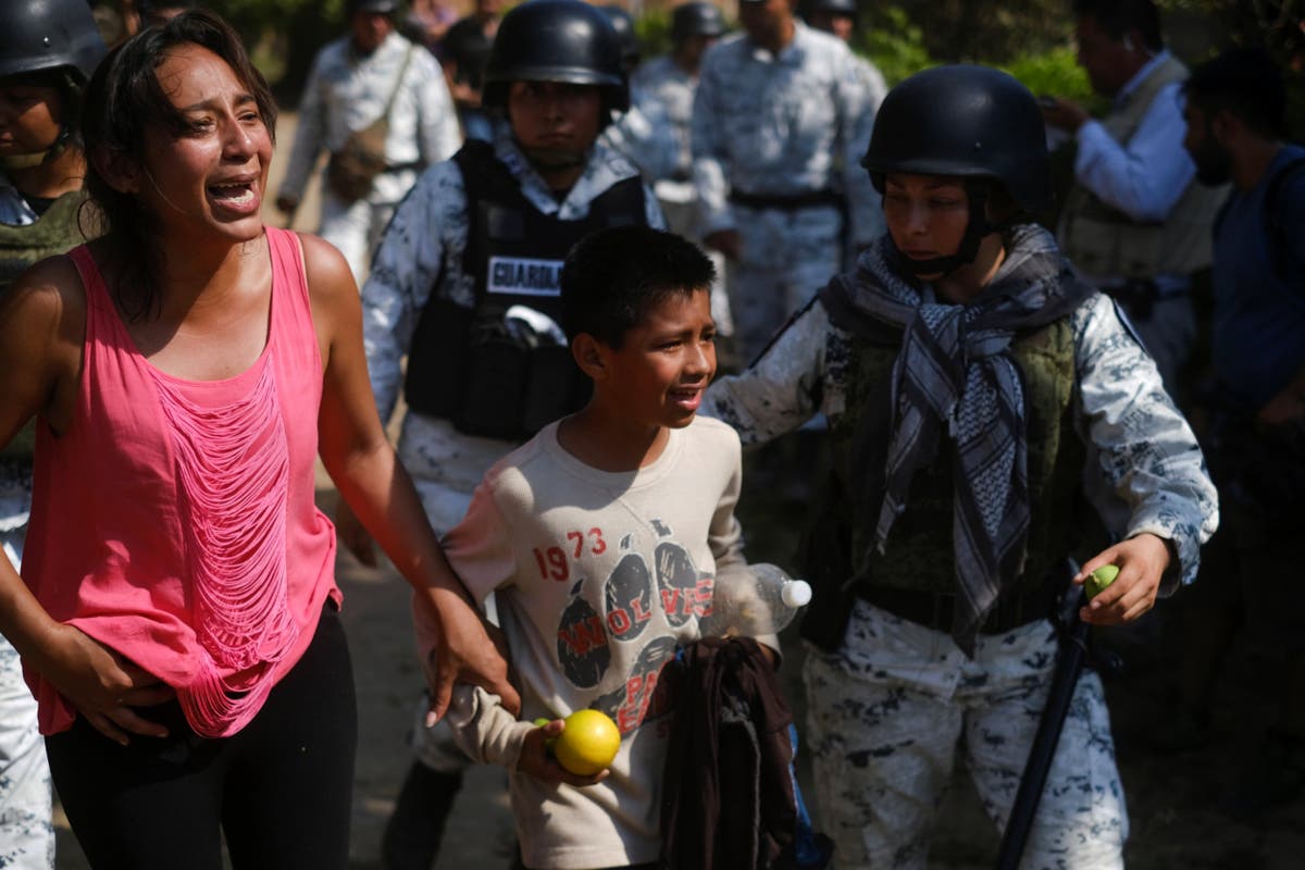 Migrant caravan: Clashes on Mexico-Guatemala border as over 1,000 ...