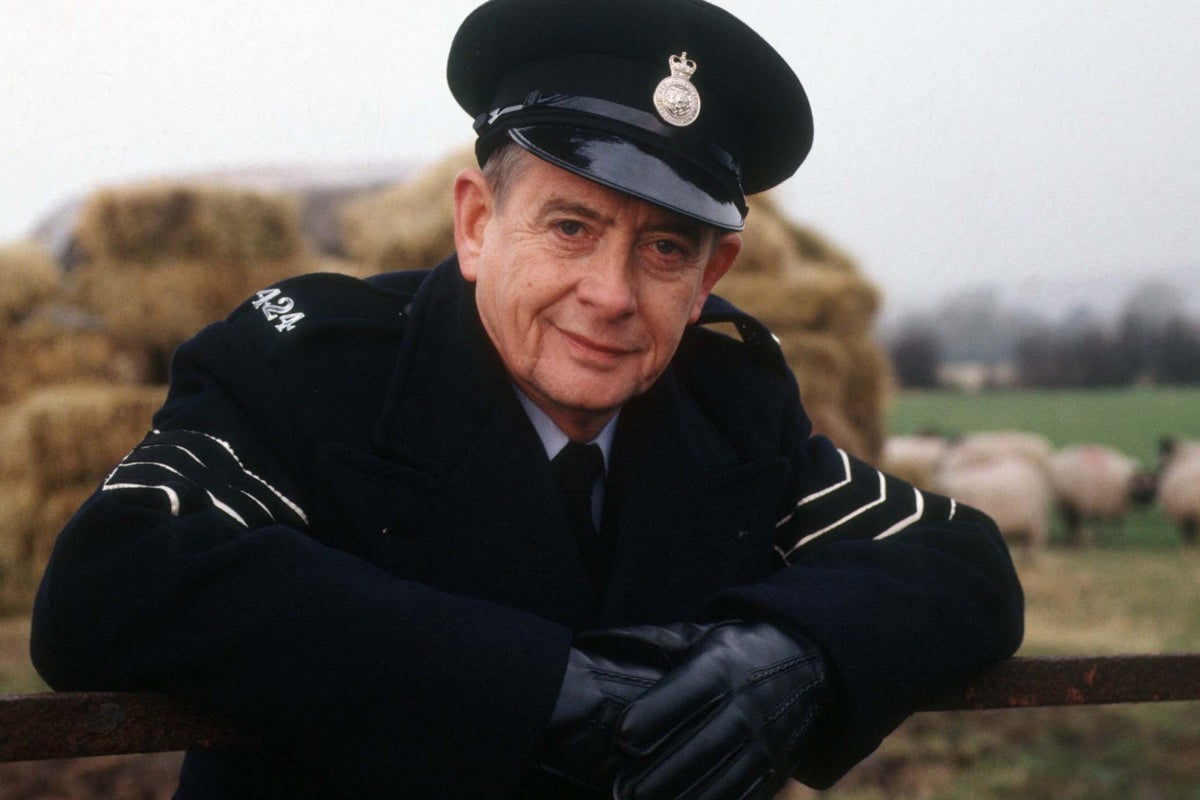 Derek Fowlds: TV actor and foil to prime ministers and puppet foxes ...