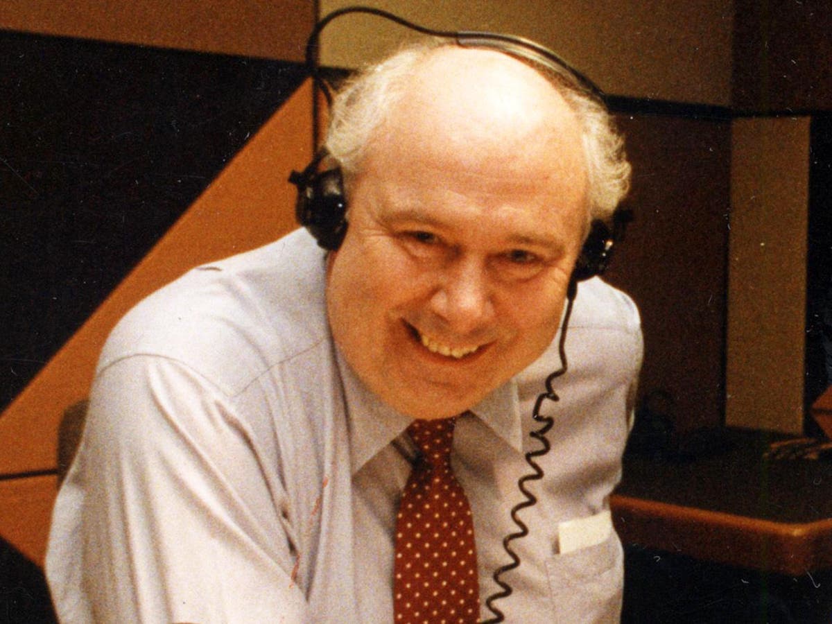 Peter Hobday: Urbane presenter of Newsnight and the Today programme ...