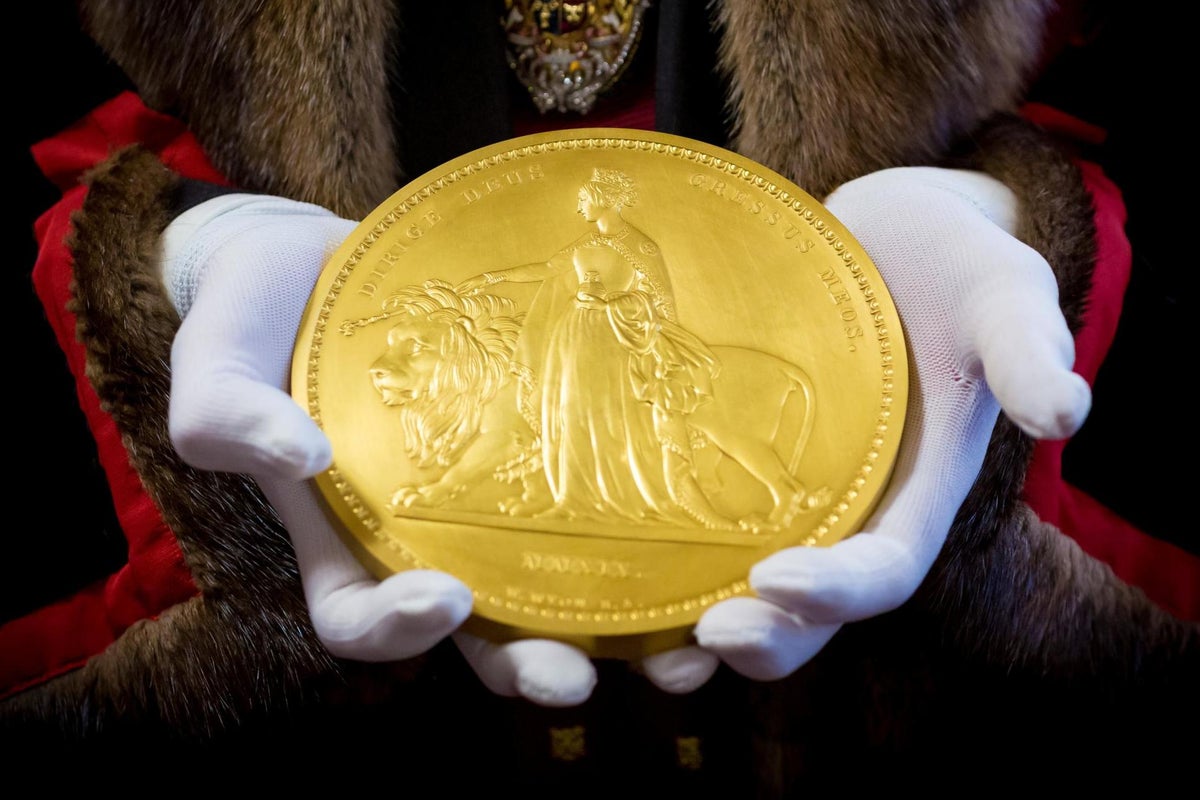 Royal Mint makes £5,000 ceremonial gold coin that weighs five kilos ...
