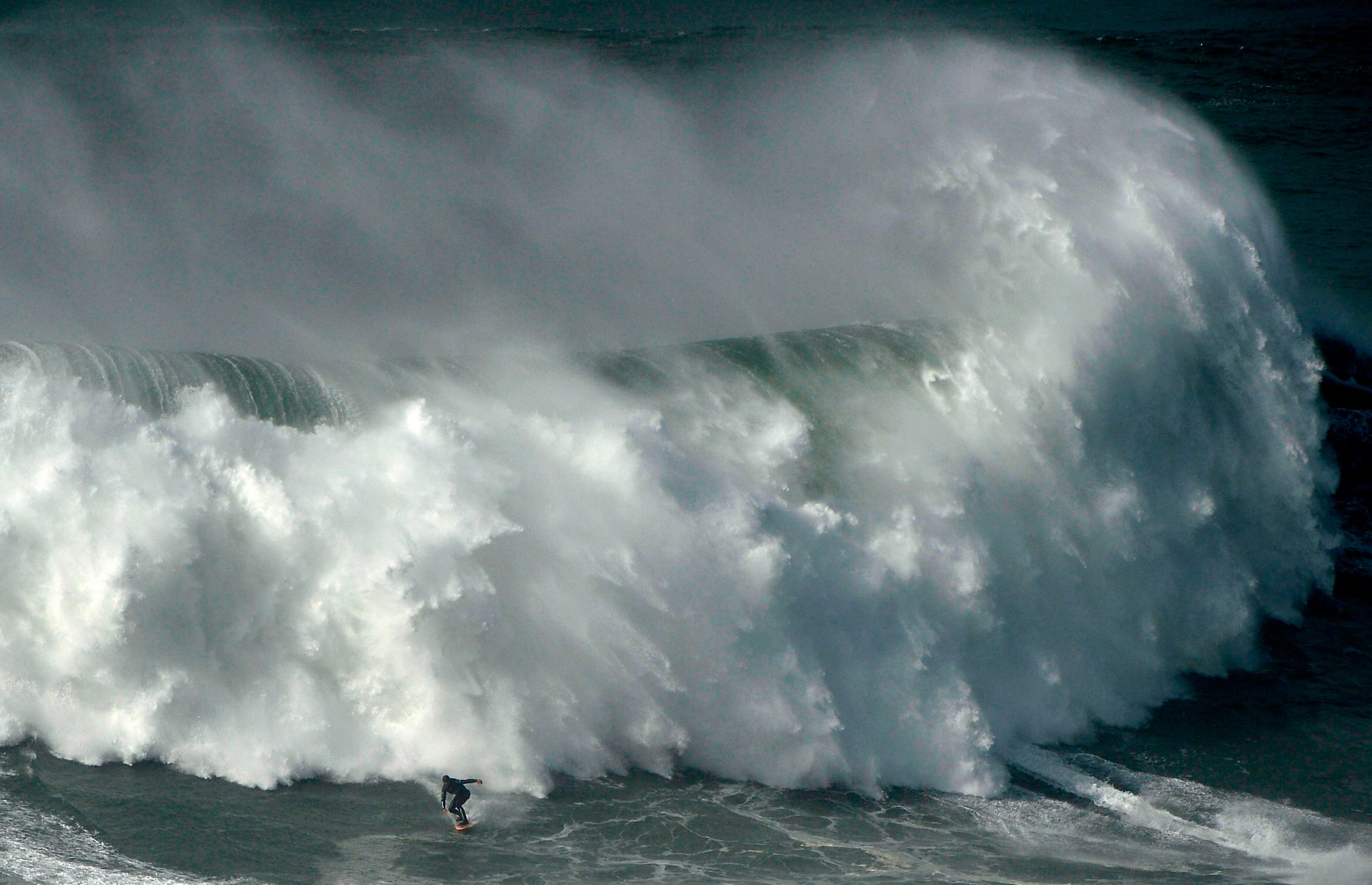 Big wave surfer Alex Botelho survives horrific freak accident at Nazare ...