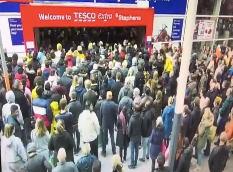 Coronavirus: People ignore social distancing in shocking supermarket ...