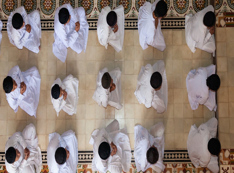 Coronavirus: Photo of Muslim and Jewish paramedics praying together ...