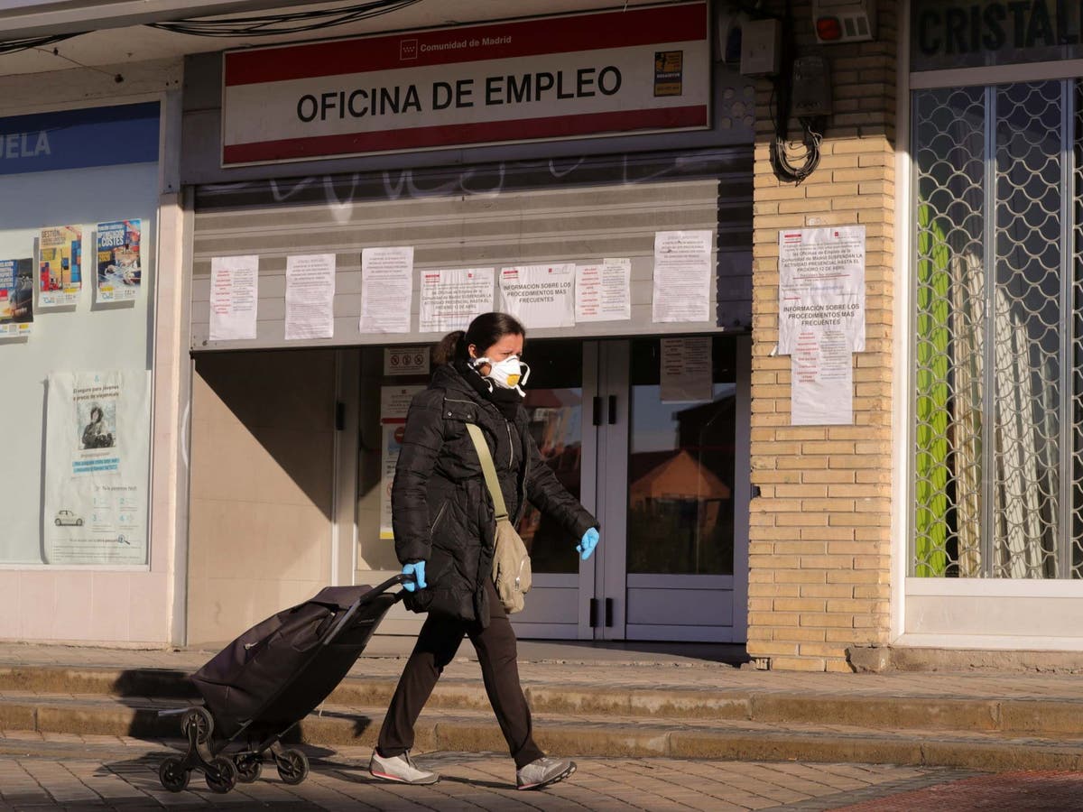 Coronavirus: Spain sees historic rise in unemployment as nearly 900,000 ...