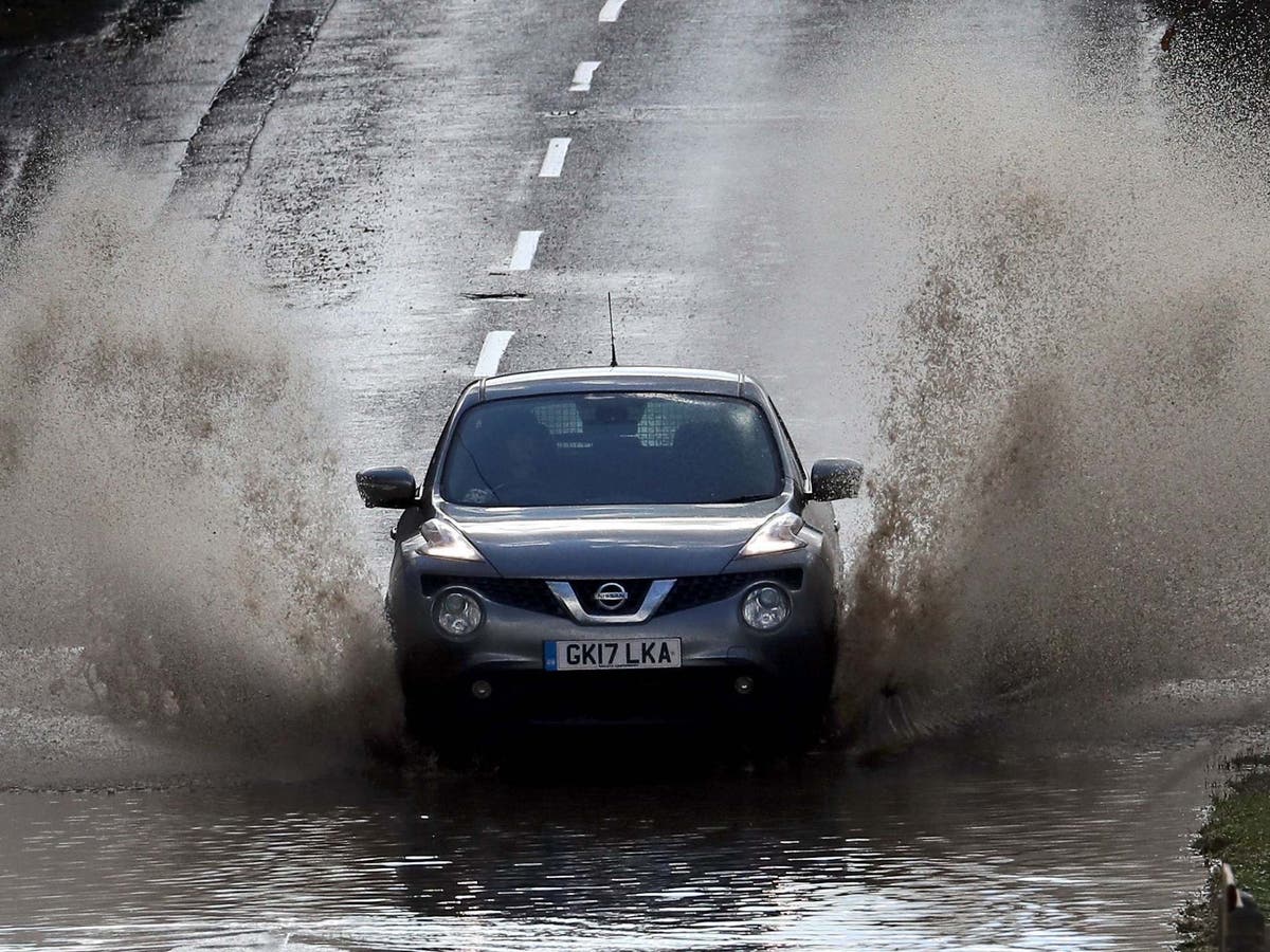 UK weather: Downpours forecast as temperatures tumble after sunny ...