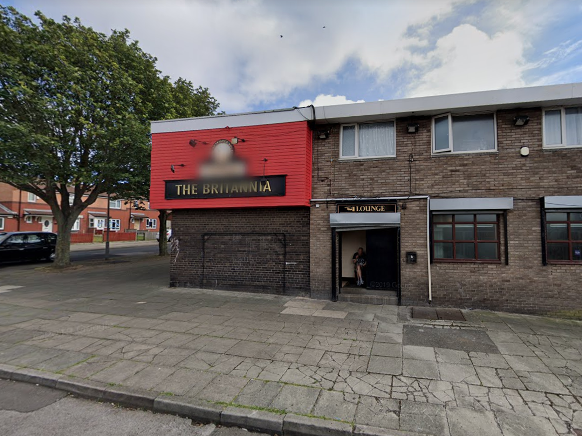 Drinkers ‘barricade themselves in pub’ during illegal lockdown lock-in ...