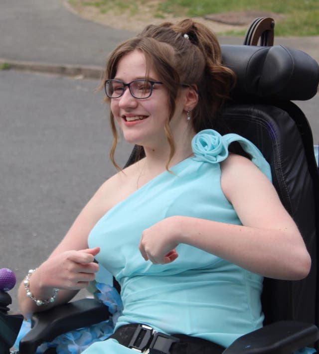 Neighbours throw surprise prom for teenager with cerebral palsy | The ...