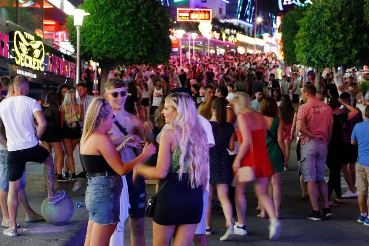 Magaluf main strip shut down after drunken Brits cause havoc over ...