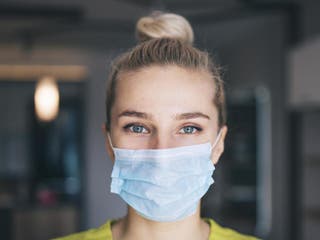 How to wear your hair and make-up with a face mask, according to beauty ...