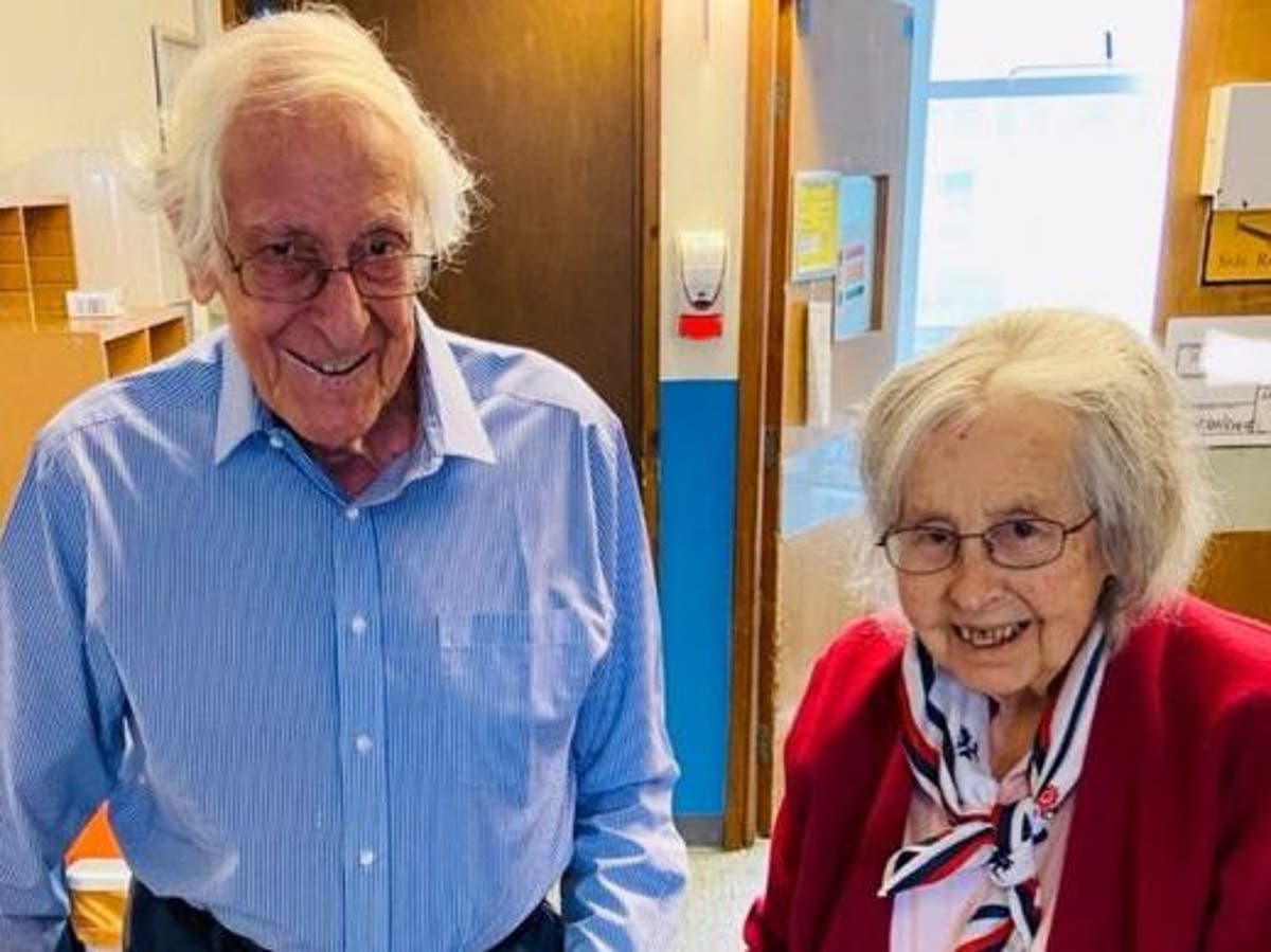 Elderly couple married for 61 years leave hospital together after ...
