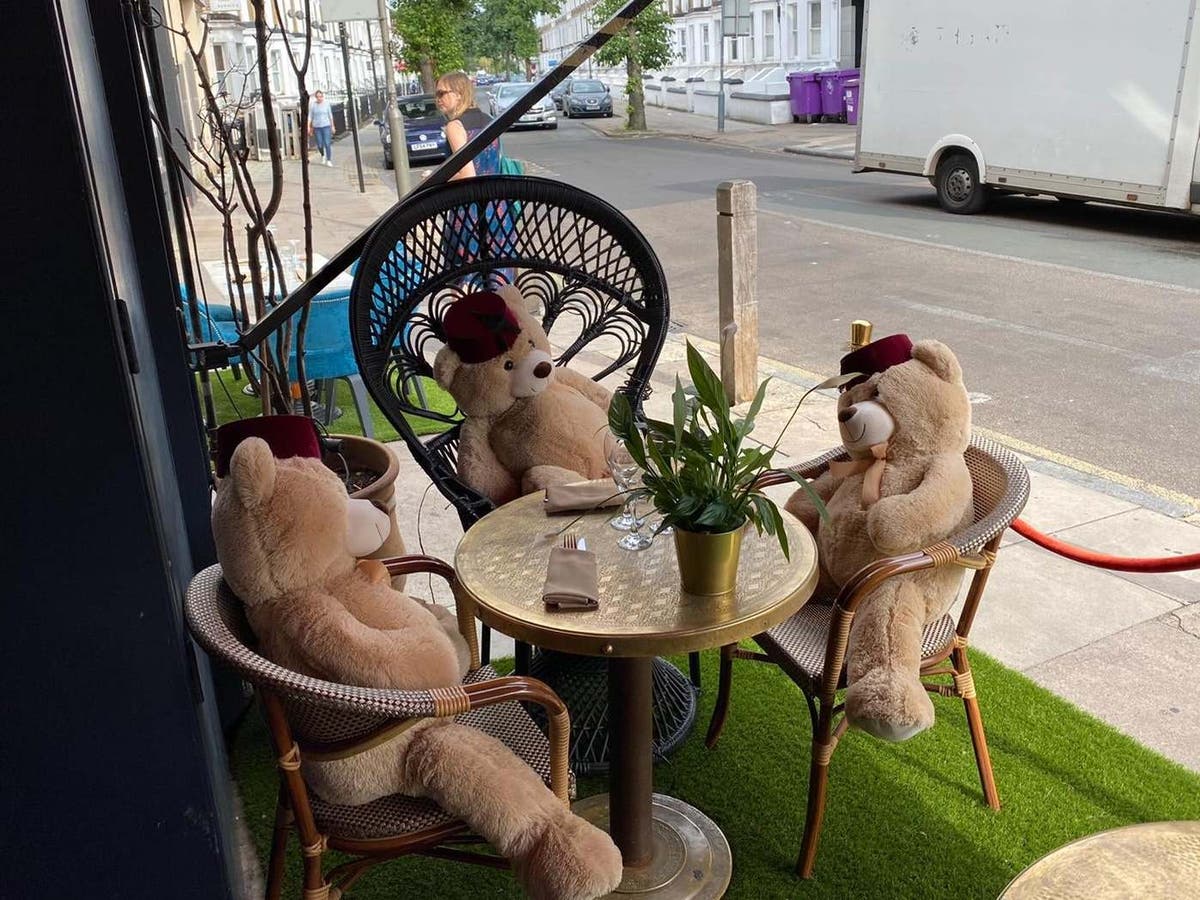Restaurant uses teddy bears to enforce social distancing | The ...