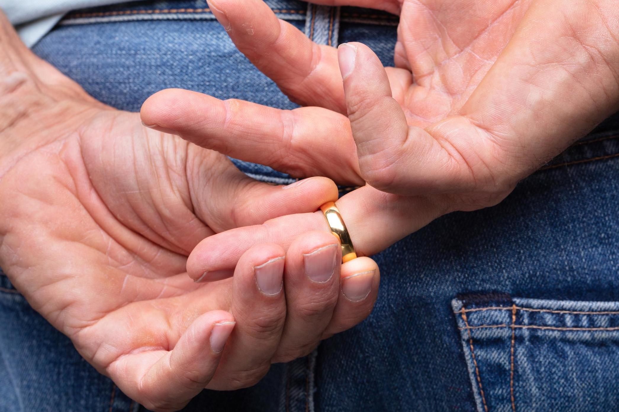 20 Clues Your Partner Might Be Cheating According To A Private